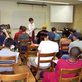 How to Teach with Classroom Experiments